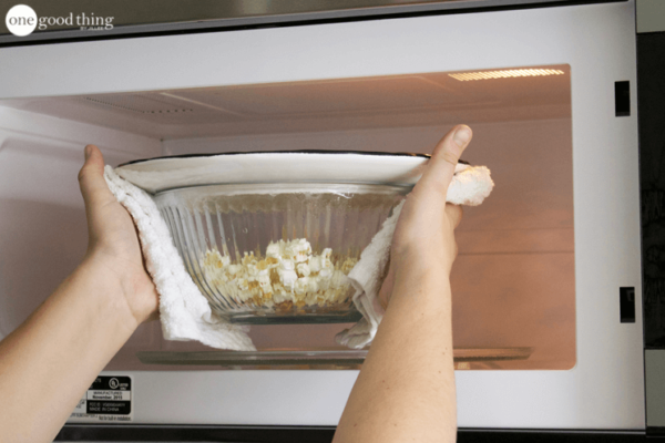 How to Make Popcorn in a Microwave – From Scratch!