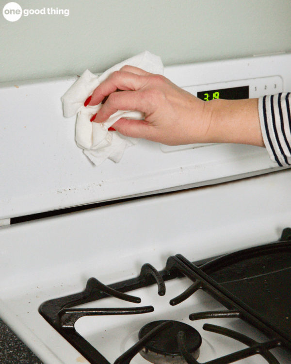 This Is The Easiest Way To Clean Up Oil Splatters In Your Kitchen