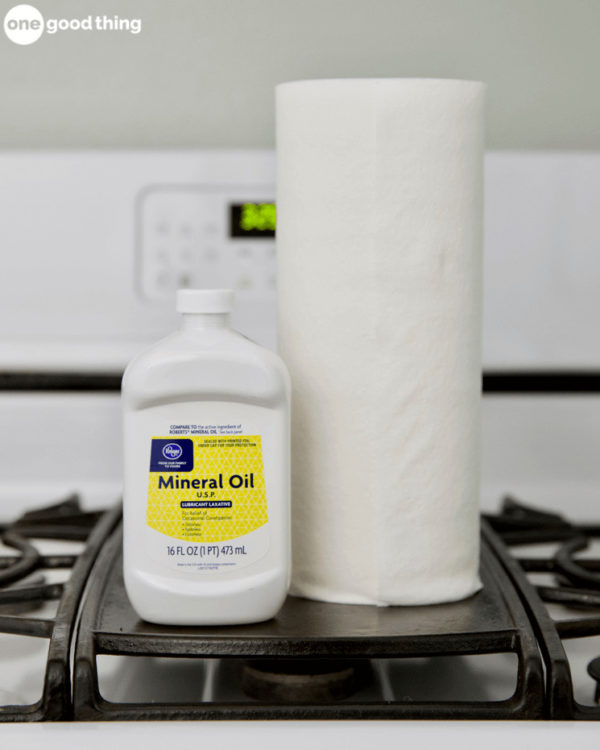 This Is The Easiest Way To Clean Up Oil Splatters In Your Kitchen