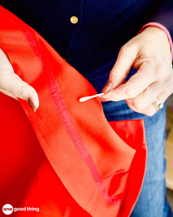 Does Hydrogen Peroxide Bleach Clothes? It's Complicated